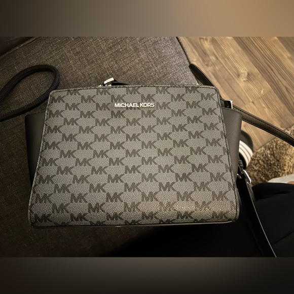MICHAEL Michael Kors | Bags | Michael Kors Crossbody Bag Basically New ...